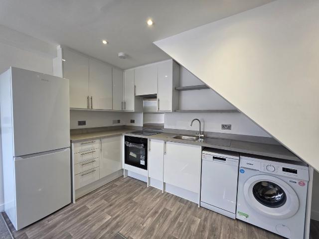 Hunt Street, Swindon SN1, 2 bed flat to rent, £1,250 pcm | PrimeLocation