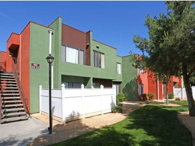 Hunter Place 2 Bedroom Apartment for Rent at 1050 W Griffith Way, Fresno, CA 93705