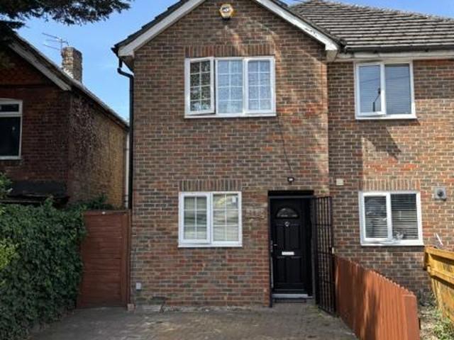 Huntercombe Lane North, Burnham SL1 3 bed semi detached house to rent £1,850 pcm £427 pw