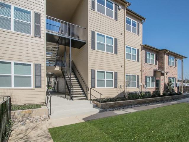Hunters Court 1 Bedroom Apartment for Rent at 8550 Spring Valley Rd, Dallas, TX 75240