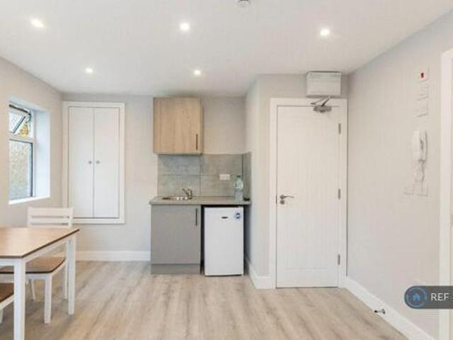 Hunters Grove, Hayes, Studio Flat For