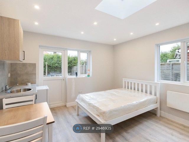 Hunters Grove, Hayes UB3, Studio to rent, £895 pcm | PrimeLocation