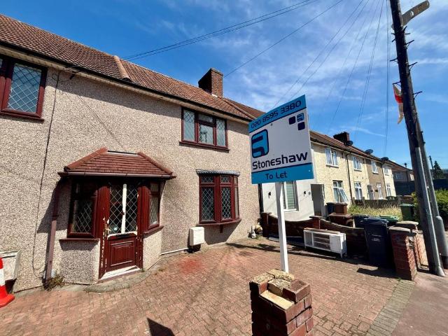 Hunters Hall Road, Dagenham, RM10 2 bed terraced house to rent £1,900 pcm £438 pw