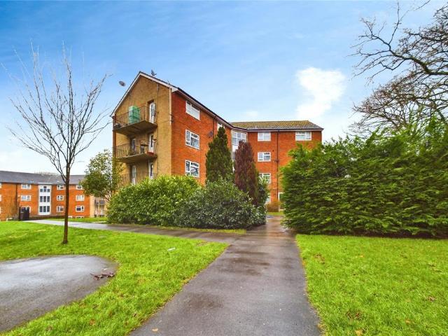 Hunters Hill, Burghfield Common. 2 bed apartment to rent £1,295 pcm £299 pw
