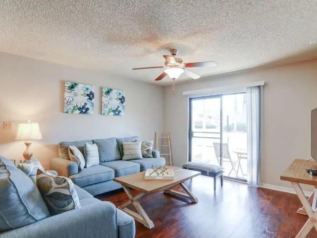 Hunters Pointe 2 Bedroom Apartment for Rent at 7591 W Highway 98, Pensacola, FL 32506