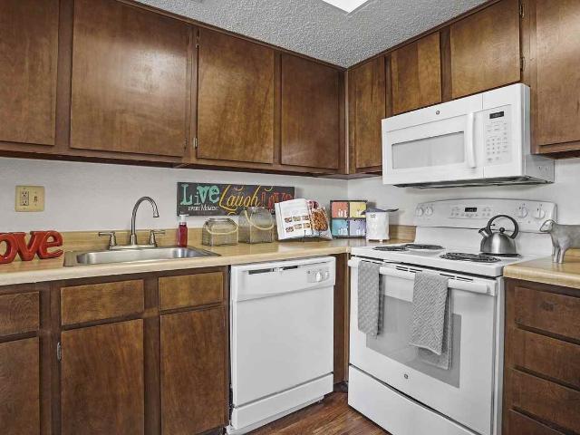 Hunter's Ridge Apts. 2 Bedroom Apartment for Rent at 9211 N Council Rd, Oklahoma City, OK 73132 Northridge