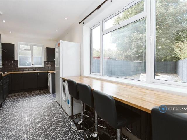 Hunters Way, Bristol, BS34 6 bed semi detached house to rent £3,750 pcm £865 pw