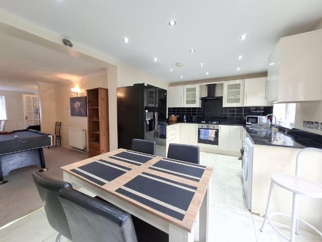Hunting Gate, HEMEL HEMPSTEAD 5 bed house to rent £2,300 pcm £531 pw