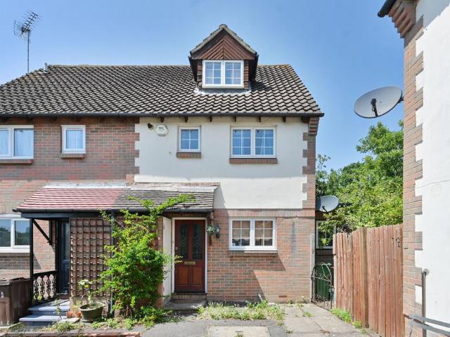 Hunting Gate Mews, Sutton, SM1 3 bed end of terrace house to rent £2,650 pcm £612 pw