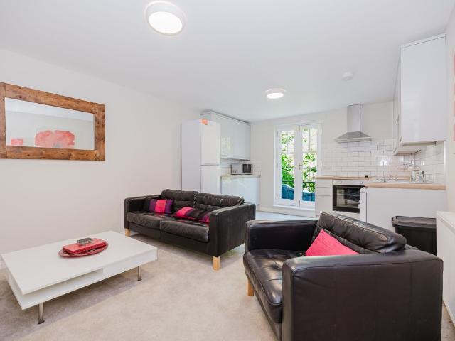 Huntingdon Place, Edinburgh EH7, 3 bed flat to rent, £2,175 pcm | PrimeLocation