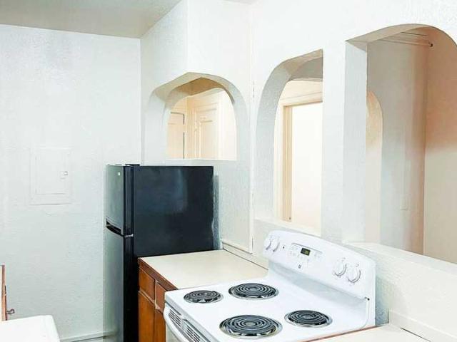 Huntington Arms 1 Bedroom Apartment for Rent at 616 E Thomas St, Seattle, WA 98102 Broadway