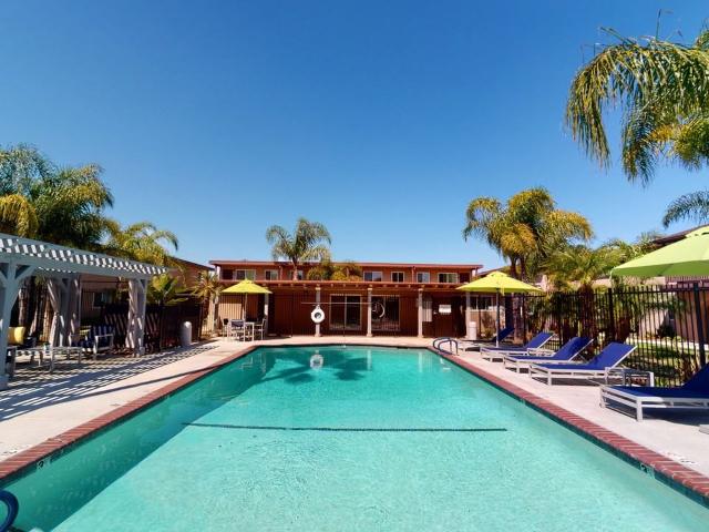 Huntington Cove Studio Apartment for Rent at 17301 Keelson Ln, Huntington Beach, CA 92647 Oak View