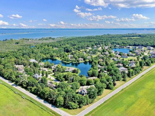 Huntington Way St Unit 6, Suamico, WI 54173