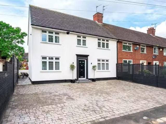 Hunts Cross Avenue, Liverpool, L25 4 bed end of terrace house.