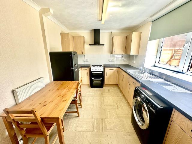Huntsman Road, Ilford, IG6 3 bed terraced house to rent £2,100 pcm £485 pw