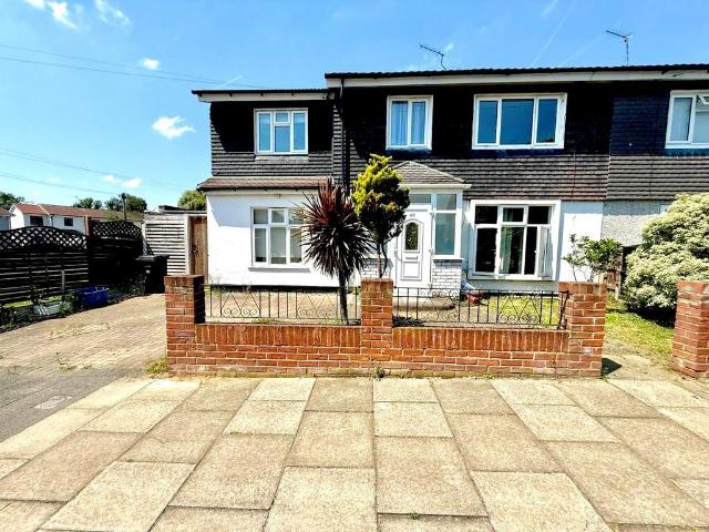 Huntsman Road, Ilford, IG6 5 bed house to rent £2,800 pcm £646 pw