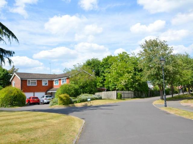 Huntsmans Meadow, Ascot 6 bed detached house to rent £3,750 pcm £865 pw