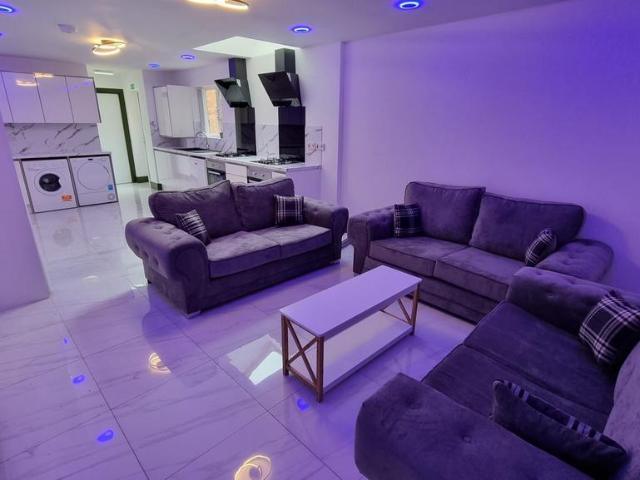 Hubert Road, Birmingham B29 8 bed detached house to rent £4,853 pcm £1,120 pw
