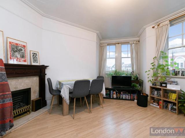 Huguenot Mansions, Huguenot Place. 3 bed apartment to rent £2,850 pcm £658 pw