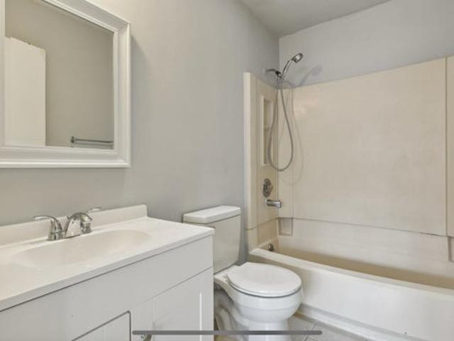 Huge Master + Private Bath Near cook douglas