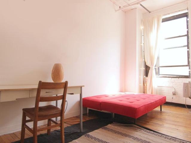 Huge AC room in Bushwick, E Williamsburg