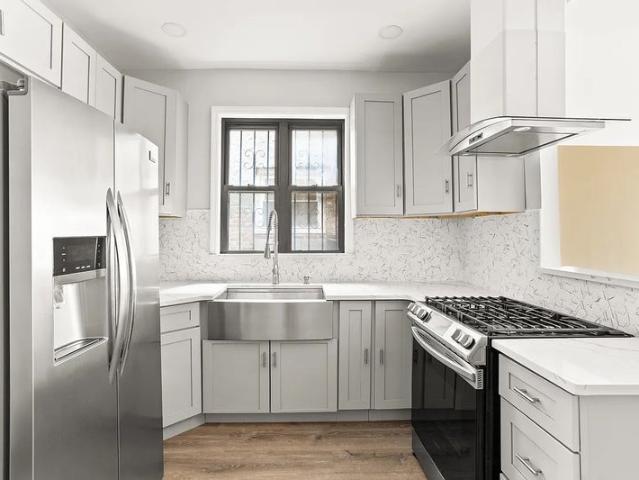 HUGE apartment / only one roommate