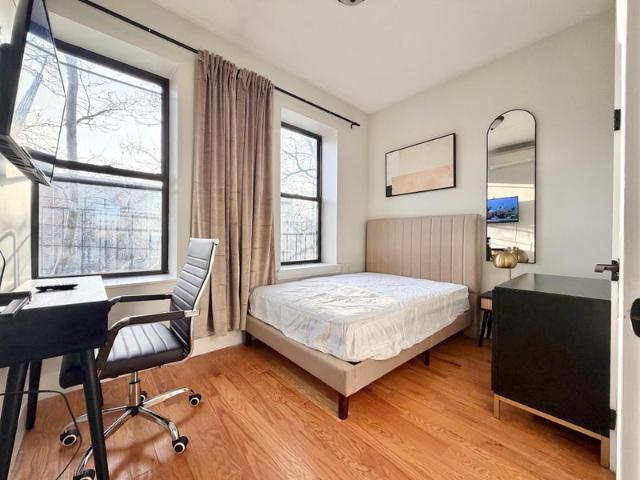 Huge Astoria Room w/ Private Bath Queens