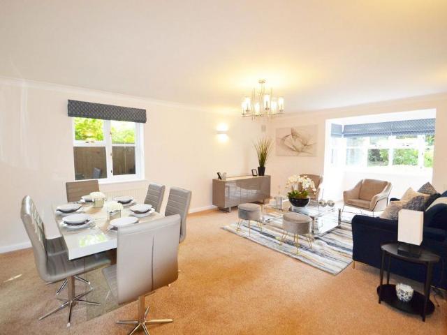 HUGE BEAUTIFULLY APPOINTED FLAT WITH. 2 bed flat to rent £2,050 pcm £473 pw