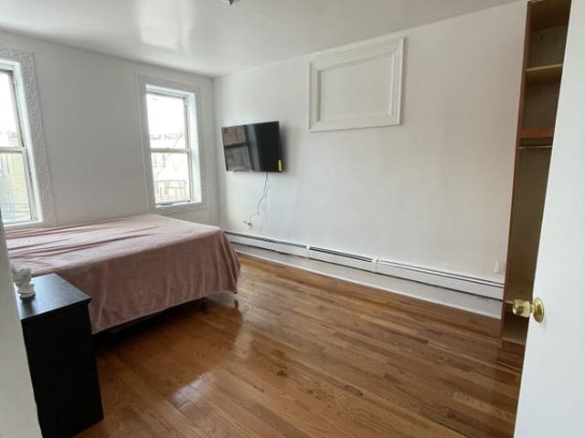 Huge bedroom in quiet neighborhood