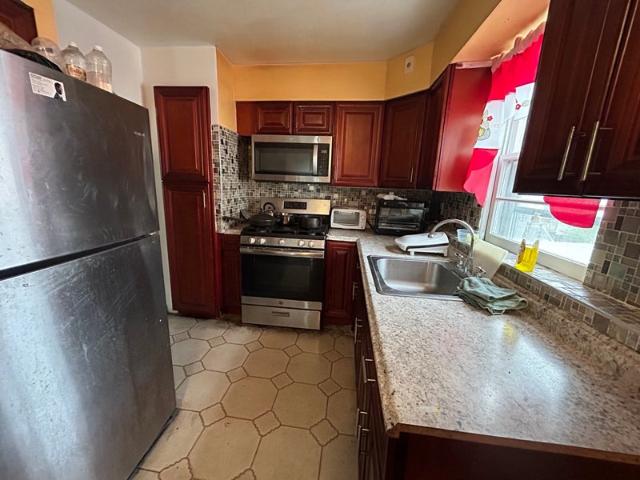 HUGE CANARSIE ROOM AVAILABLE IMMEDIATELY