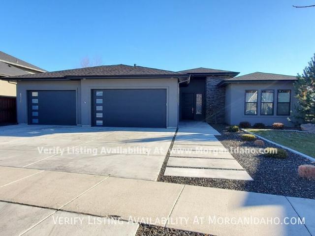 Huge garage, tons of premium features in this Spurwing subdivision home!