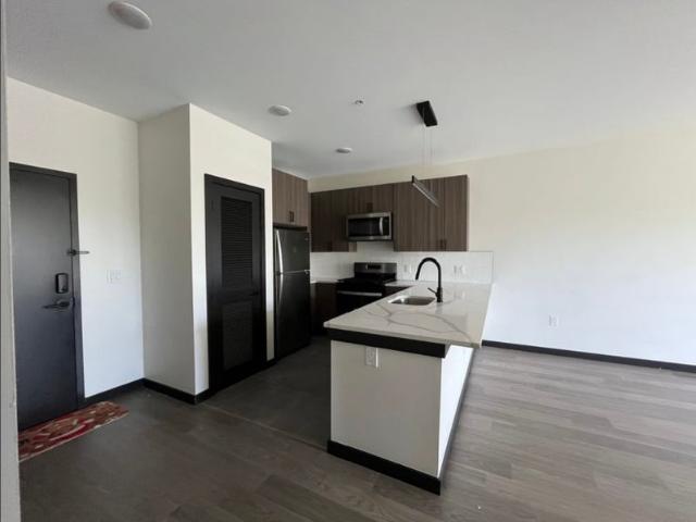 HUGE GORGEOUS APARTMENT WITH PRIVATE BATHROOM