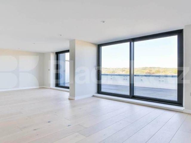 Huge luxury one bed within a private development and access to a private terrace