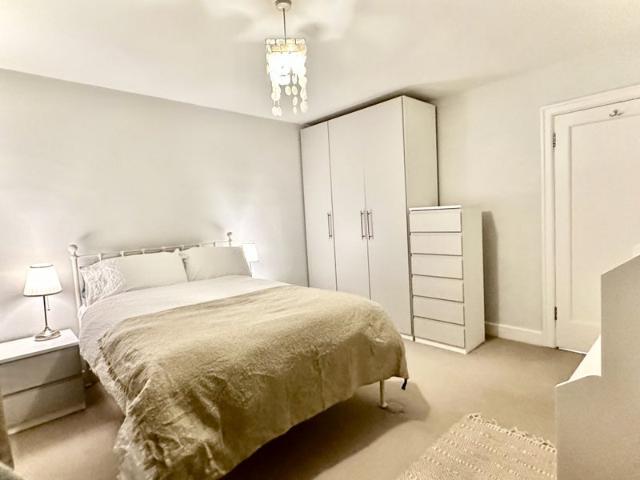 Huge private flat in Streatham Hill