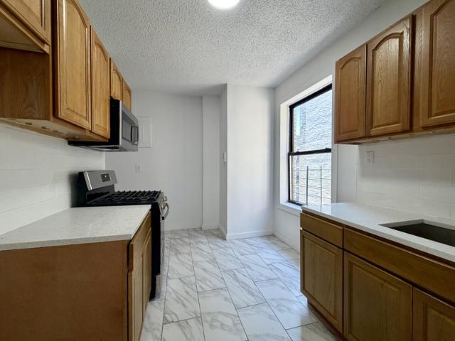 HUGE RENO ROOMS 4BR/1BA JULY 1st
