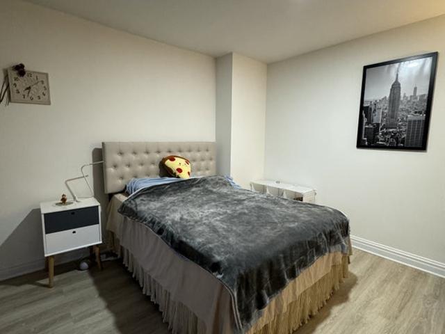 HUGE ROOM, end of summer in Midtown. ASAP. Short t