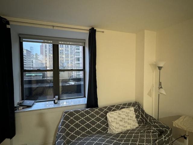 HUGE ROOM, end of summer in Midtown. ASAP. Short t