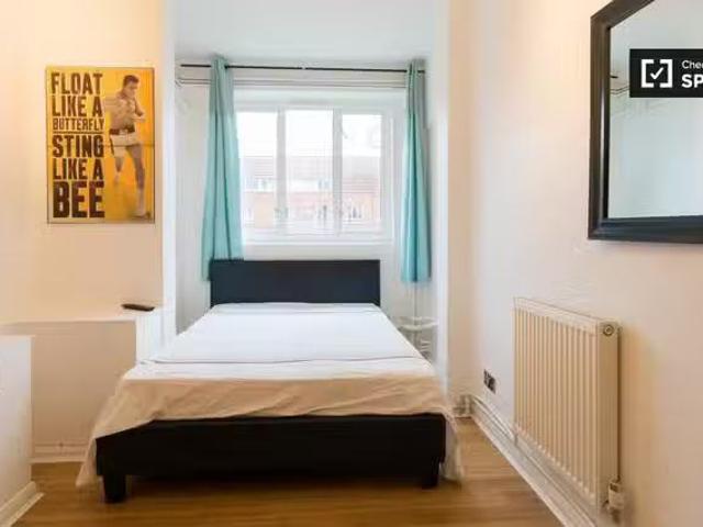 Huge room in 5 bedroom flat in Wandsworth, London