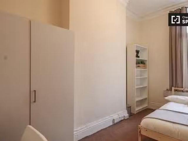 Huge room in 8 bedroom flat in Kilburn, London