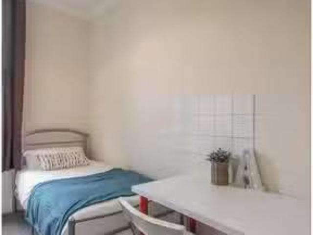 Huge room in 8 bedroom flat in Kilburn, London