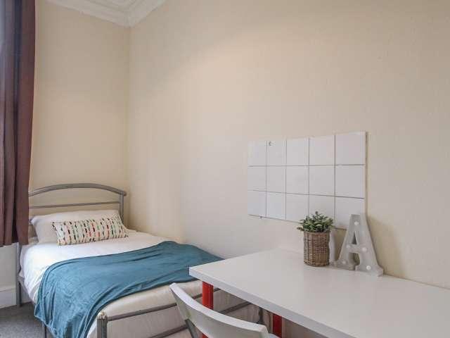 Huge room in 8 bedroom flat in Kilburn, London