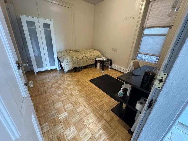 Huge room, new floor, 5 mins subway