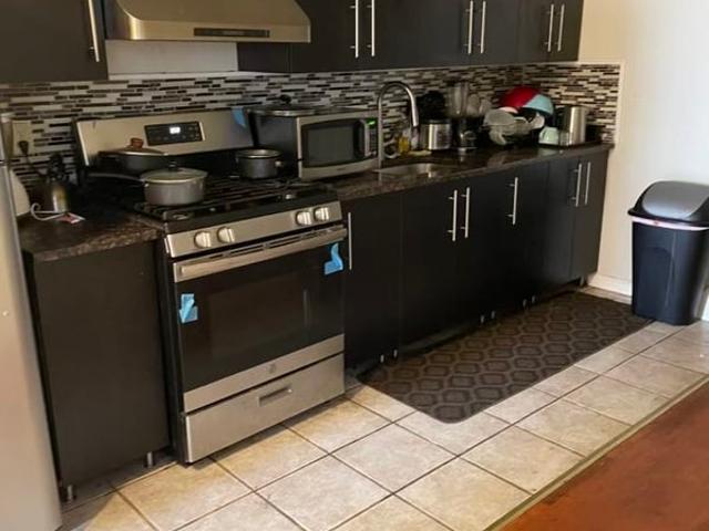 huge room w own bathroom n medium room for rent