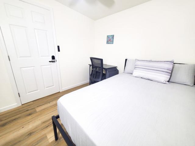 Huge Room with Walk In Closet and Private Entry*Responsive Staff* Modern Phoenix House Only Steps Away from Public Transportation