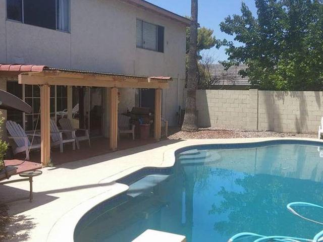 Huge room with a balcony & pool in Tempe