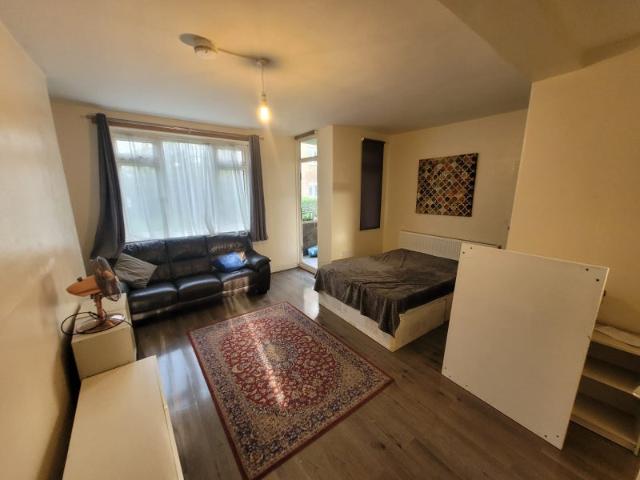 Huge Studio Flat | Bills Included