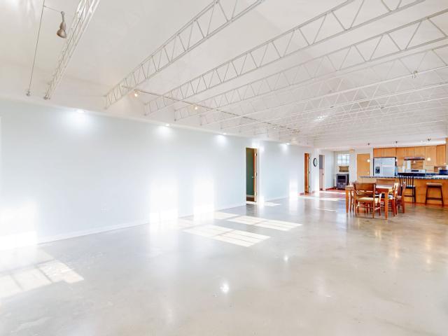 HUGE Spacious 3bd/2bth Full Top Floor Unit, In unit Laundry Available Now