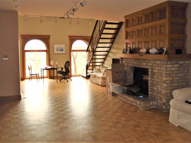 Huge Top Floor Lincoln Park Duplex Up 3 Bed / 3 Bath ON SITE PARKING SPOT INCLUDED IN RENT Available August 7th!