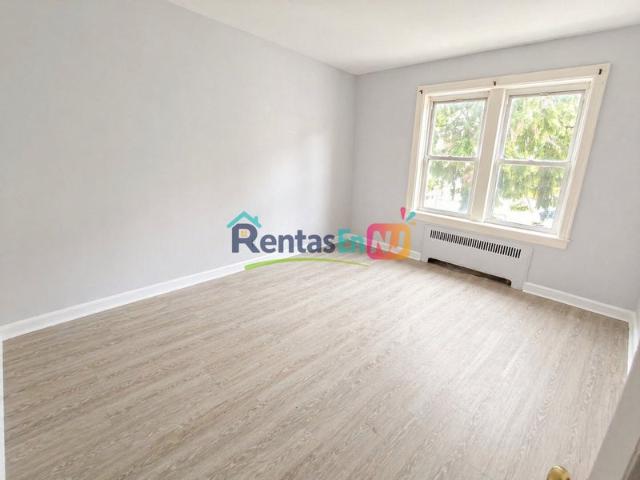 Huge 1 Bedroom Apartment ~ ft Heat & Hot Water Inc