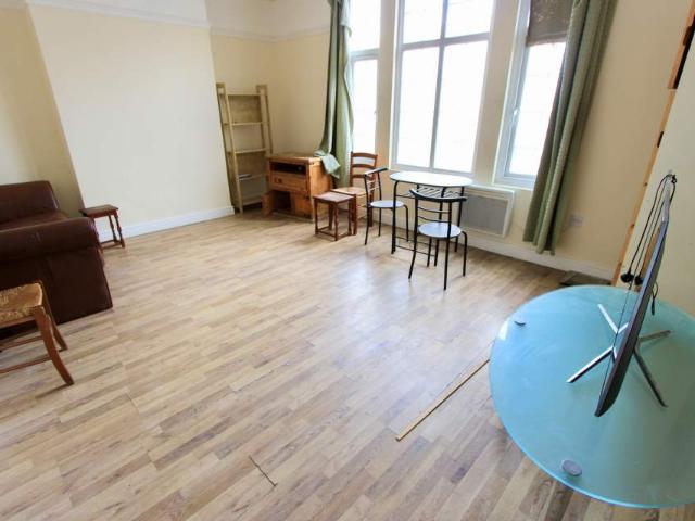 HUGE 3 BED FLAT N13. AVAILABLE NOW